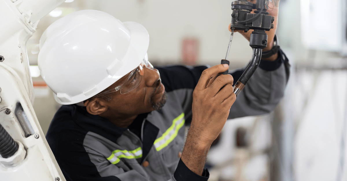 Why Maintenance Technicians are Thriving in Distribution & Logistics